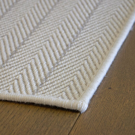 What's the difference between serging and binding on a rug ...